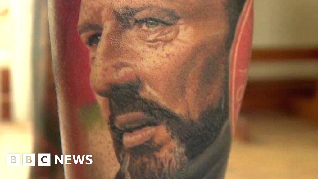 Aberdeen FC fan gets Derek McInnes tattoo on leg - BBC News