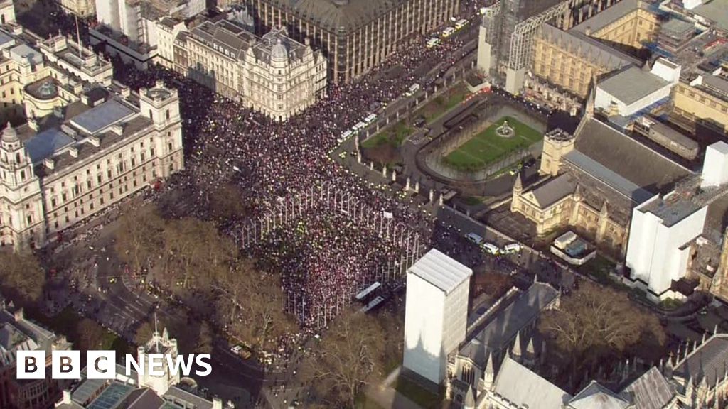 Brexit: Leave supporters rally outside Parliament - BBC News