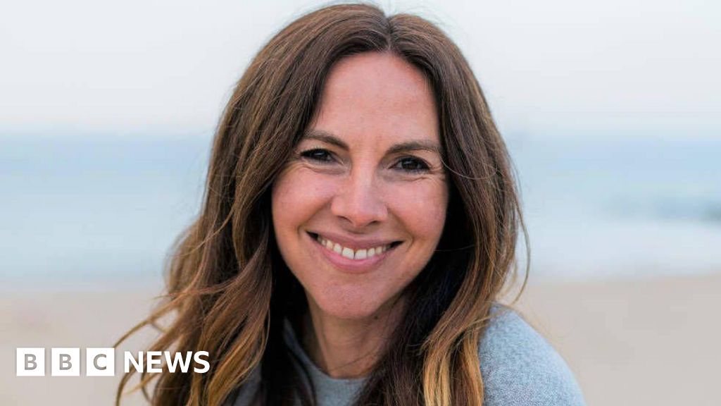Lucy Clarke: How Bournemouth coast inspires bestselling author - BBC News