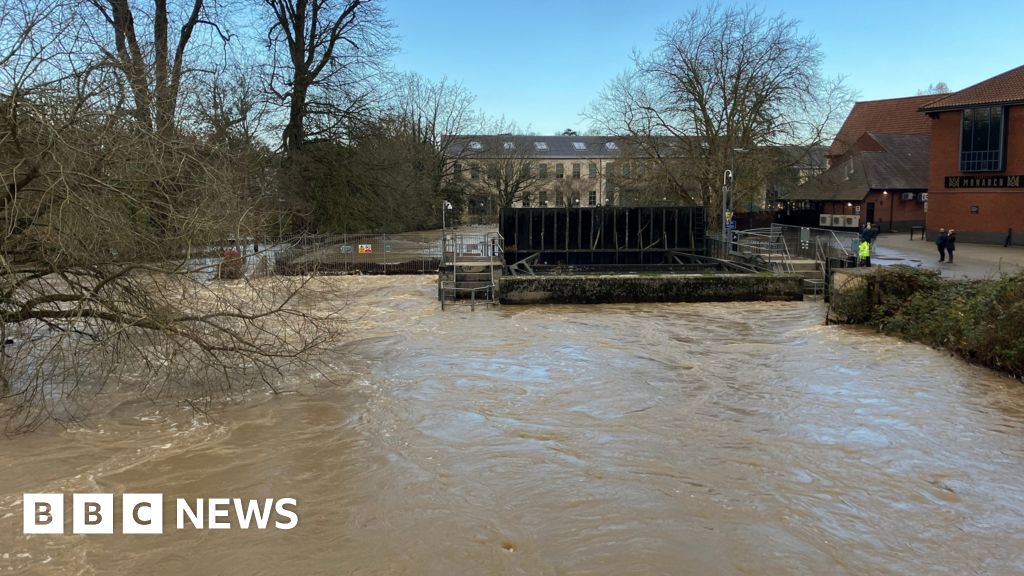 Chippenham clean-up continues after Storm Bert flooding - BBC News