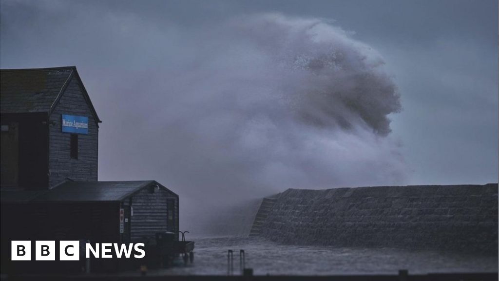 Storm Barra causes travel disruption across Dorset and Hampshire - BBC News