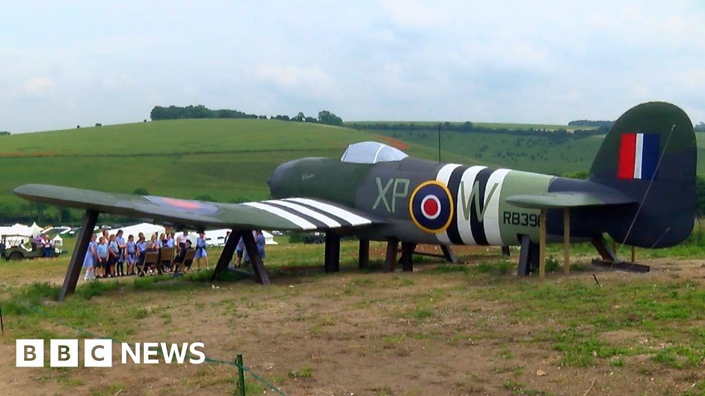 WW2: Hawker Typhoon model made for history festival - BBC News