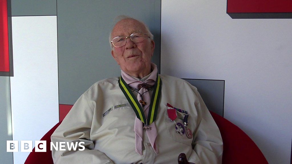 Meet the 85-year-old scout from Luton - BBC News