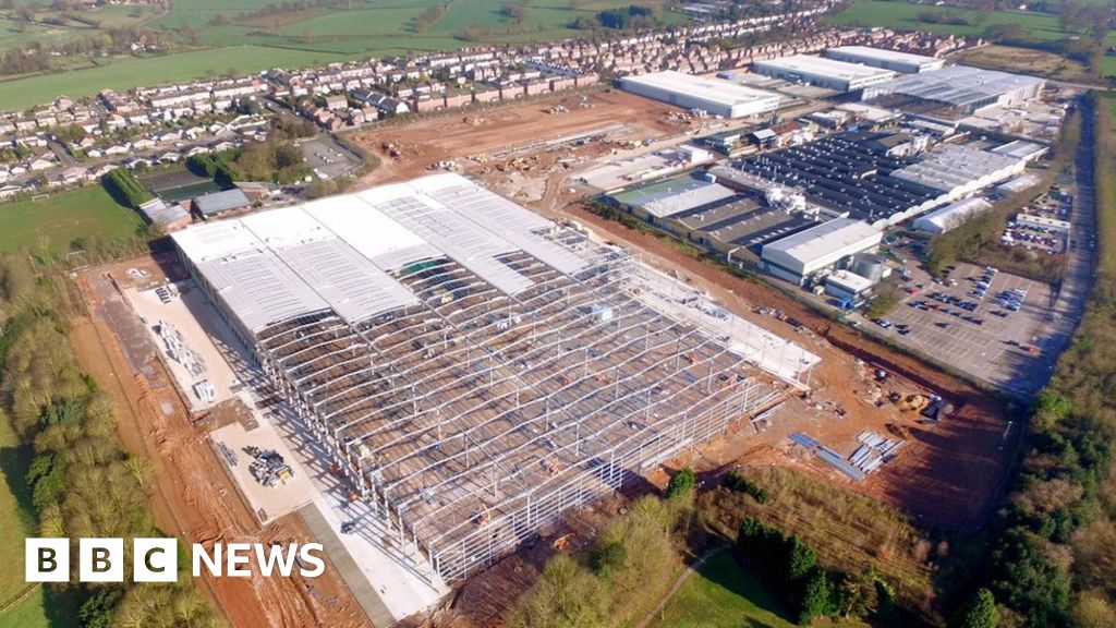 Amazon to recruit 800 staff for old Jaguar site in Coventry - BBC News