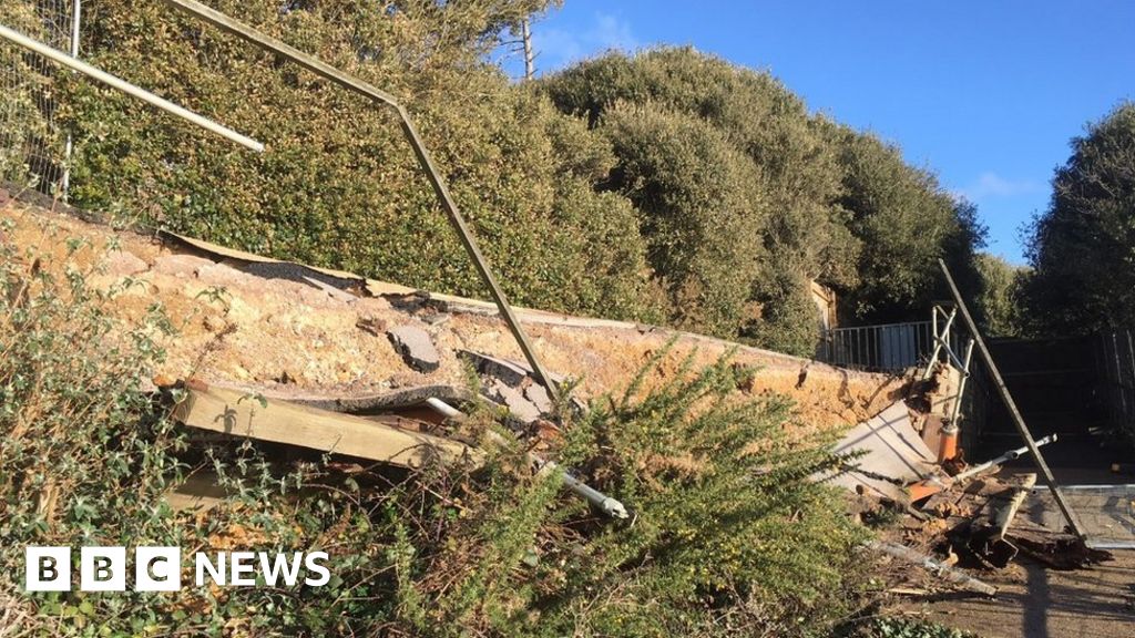 Highcliffe cliff path rebuild to go ahead - BBC News