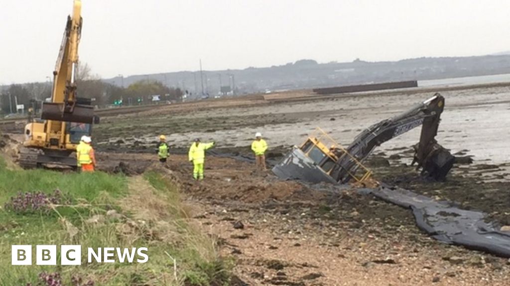 Digger gets stuck in Southsea beach mud - BBC News
