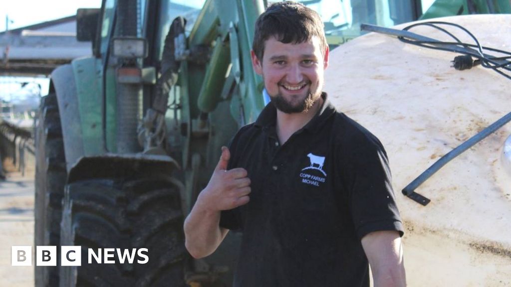Michael Spink honoured with Great Yorkshire Show trophy - BBC News