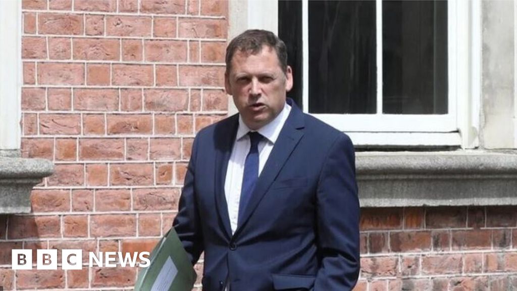 Barry Cowen: Refusal to address the Dail 'behind sacking' - BBC News