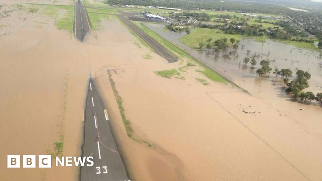Rockhampton: Homes in Australian city flooded as river peaks - BBC News