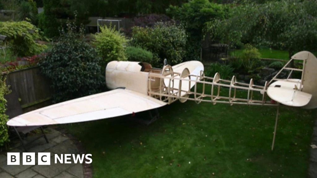 Driving instructor builds Spitfire in Reading back garden - BBC News