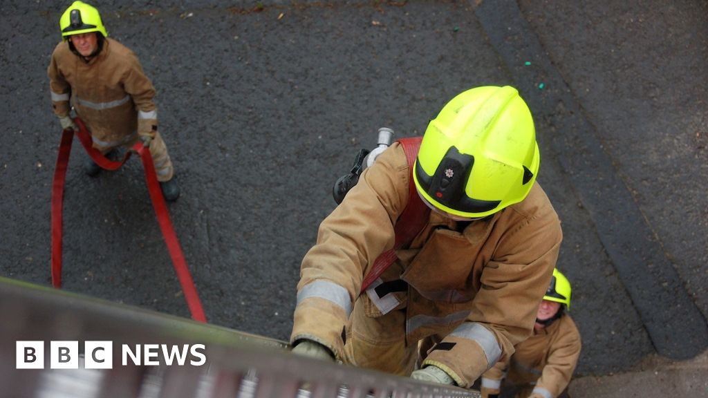 Western isles firefighters' dedication to job praised - BBC News