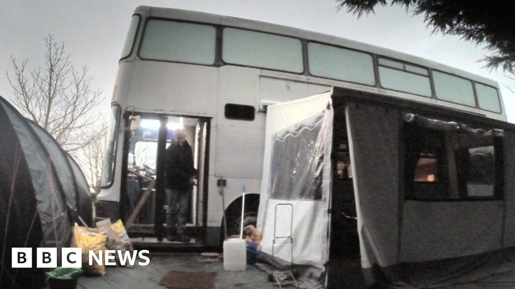 The homeless shelter on four wheels - BBC News