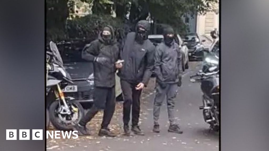 Men filmed trying to steal motorbike with hammer in Bristol
