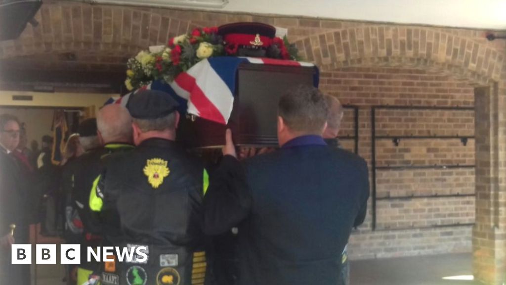 Standing room only at lonely WW2 soldier funeral - BBC News