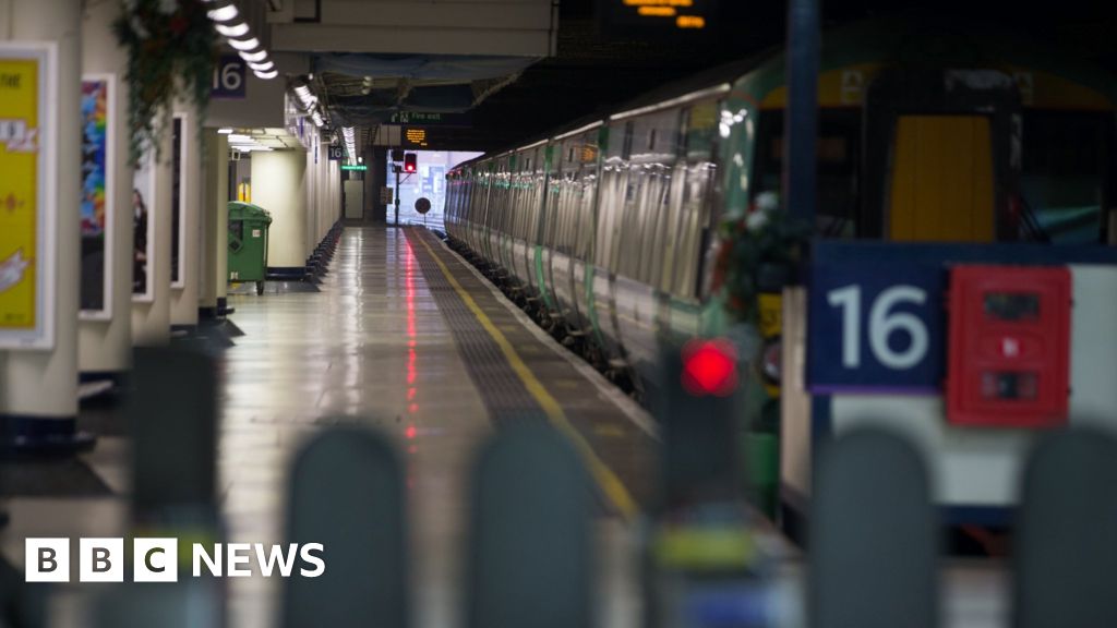 Southern rail new year strike enters second day - BBC News
