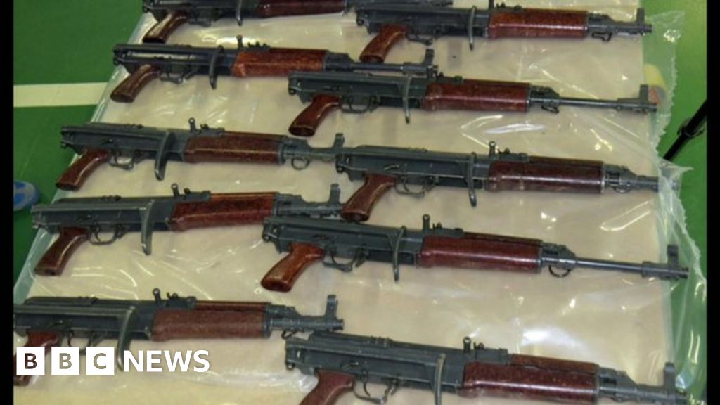 Four go on trial at Old Bailey for smuggling 31 gun s into UK - BBC News