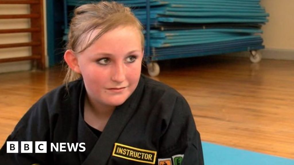 'Inspirational' Bethan Owen, 12, runs karate club - BBC News