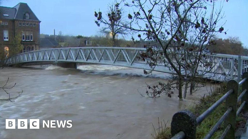 Flood waters rising in Hawick - BBC News