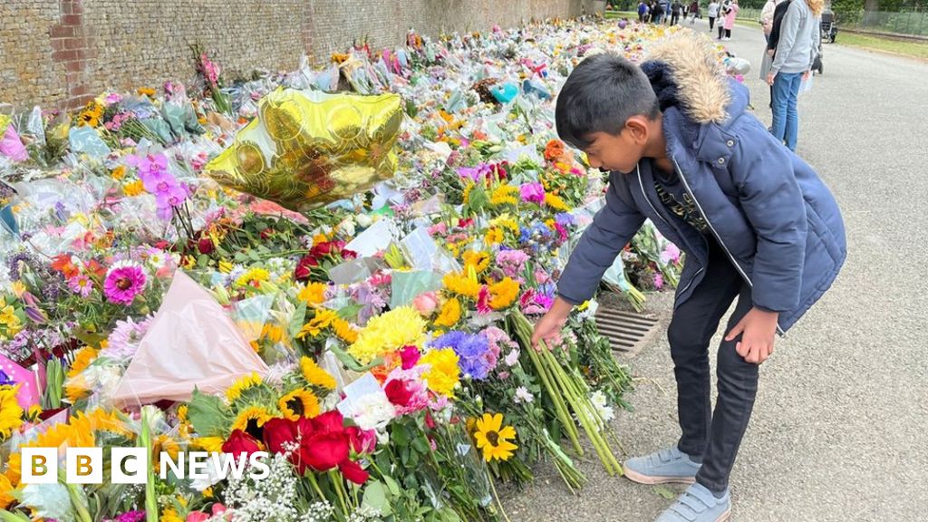 More than 250K people paid tribute to the Queen at Sandringham - BBC News