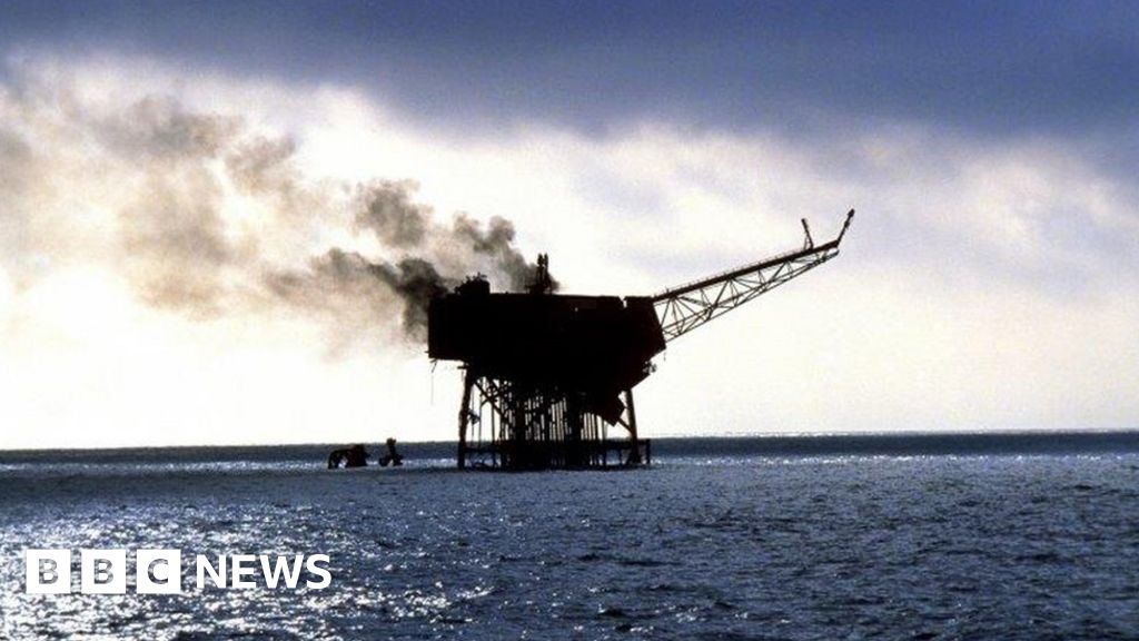 Piper Alpha's 167 dead to be remembered 30 years after disaster - BBC News