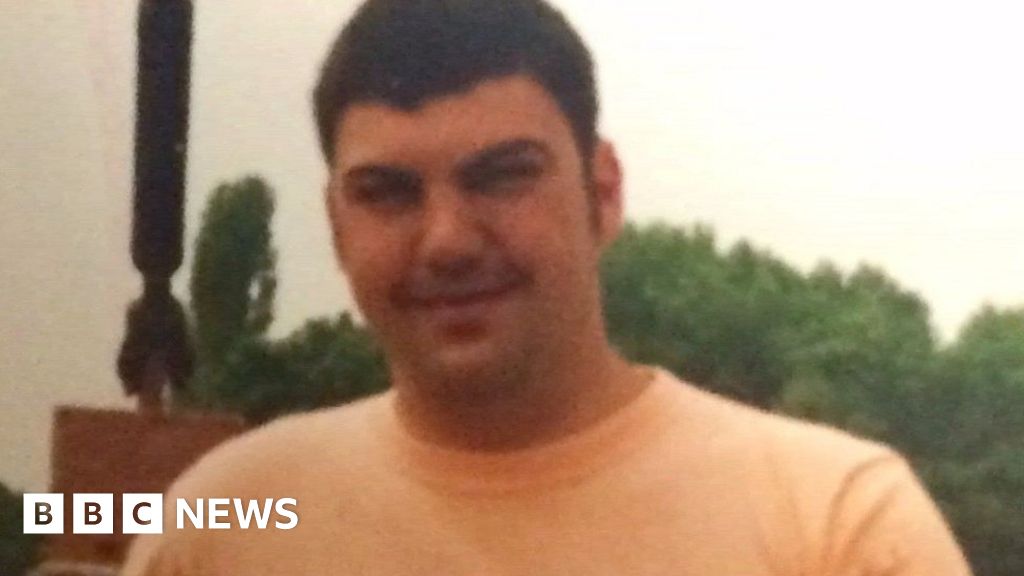 David Wilson murder: Man called 999 from victim's phone - BBC News