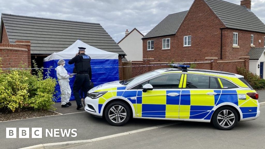 Kettering: Bodies found after concern for welfare call to police - BBC News