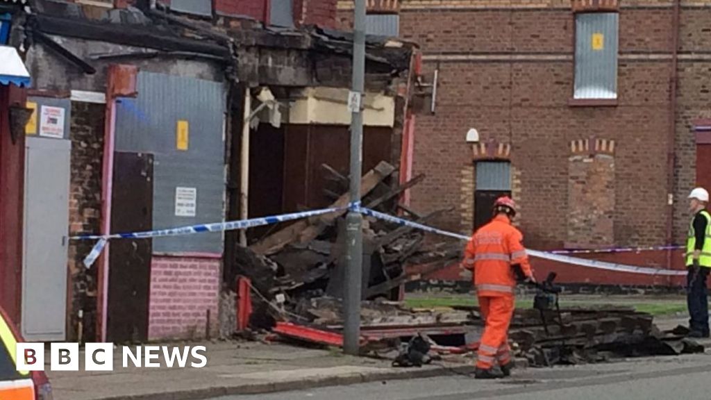 Welsh Streets building collapse forces evacuation of family - BBC News