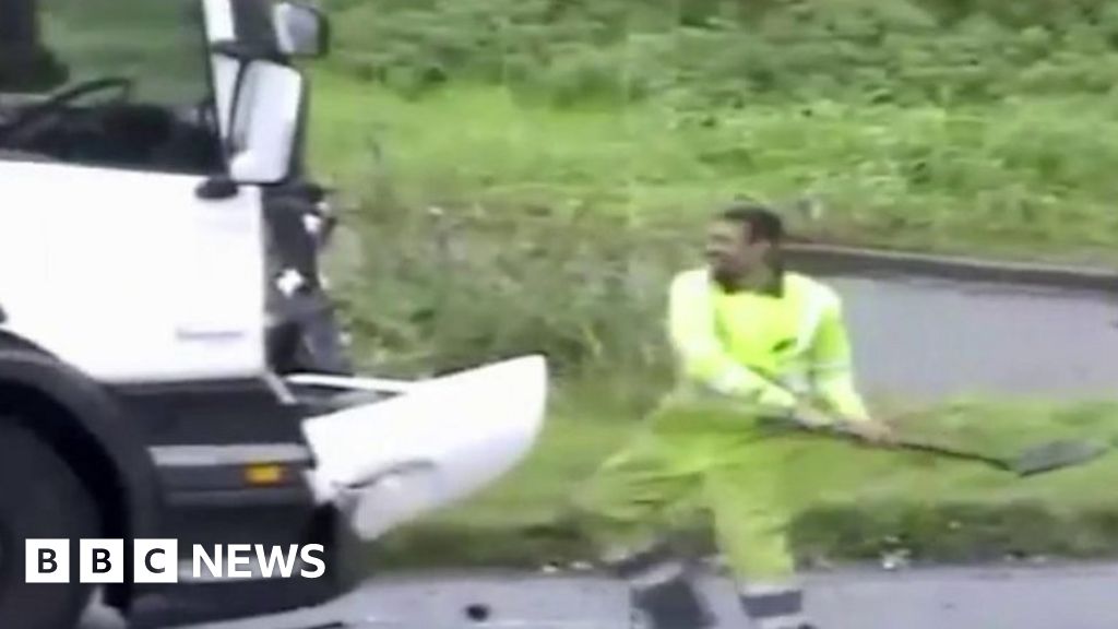 M62 'road rage' driver attacks lorry with shovel - BBC News