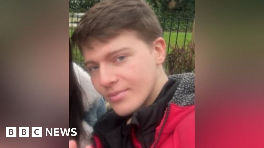 Police search Billingham woodland for missing teenager - BBC News