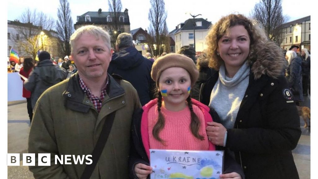 Barnstaple vigil held for Ukraine - BBC News