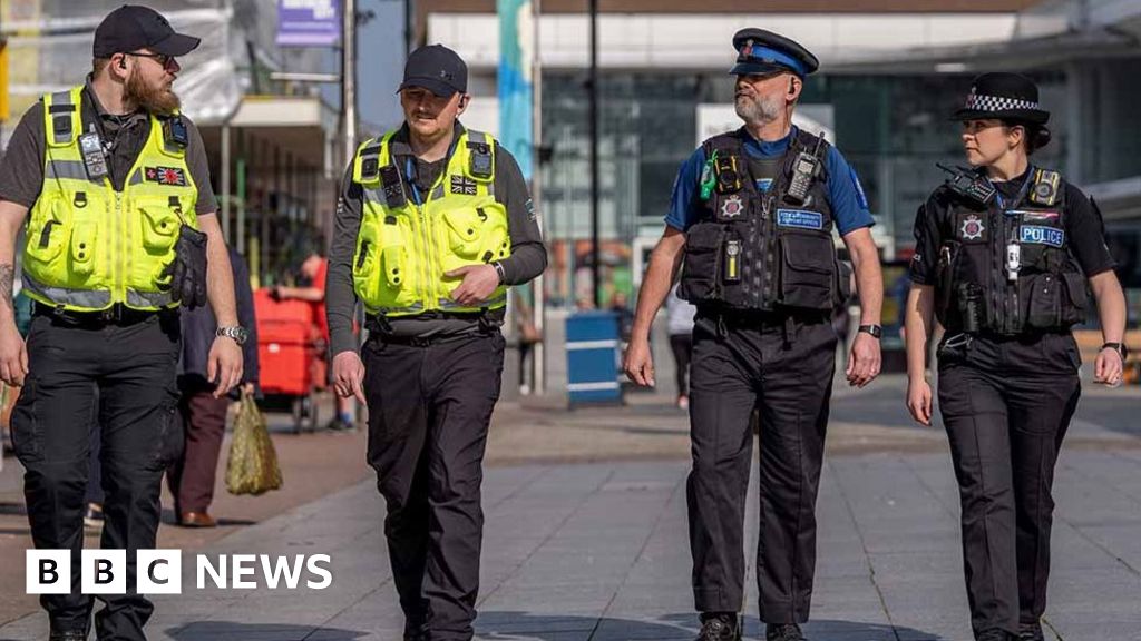 Southend: Police issue dispersal order over planned beach event - BBC News