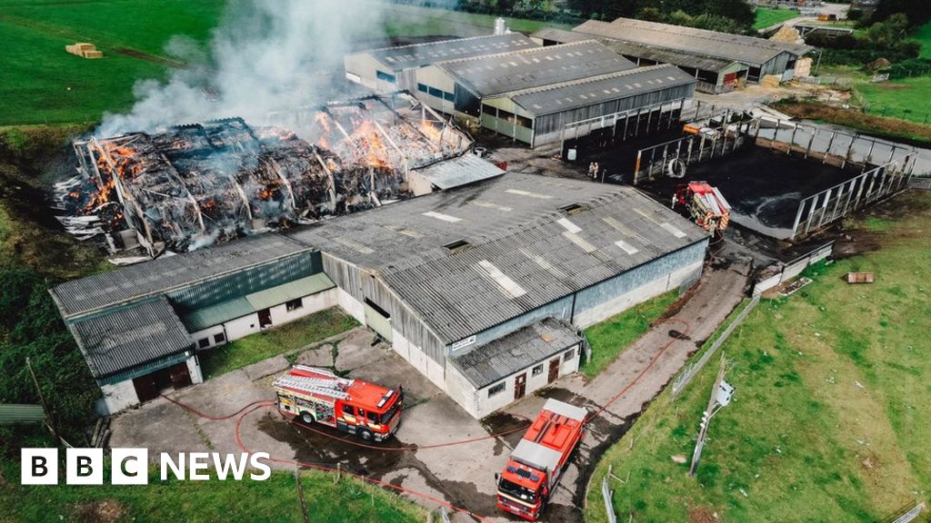 Derbyshire: Crews tackle large barn fire - BBC News