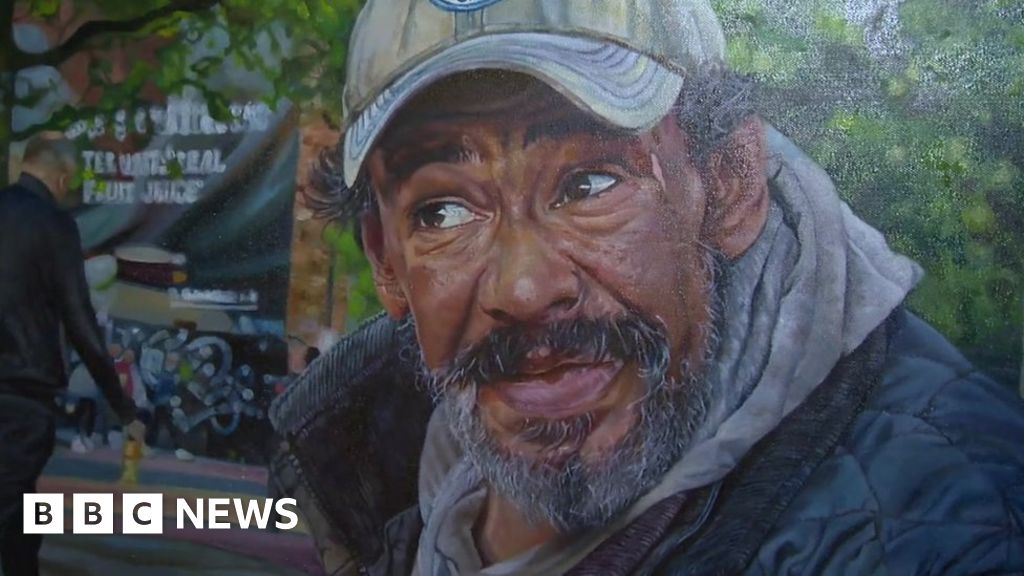 Man who lives on Manchester streets delighted with portrait - BBC News