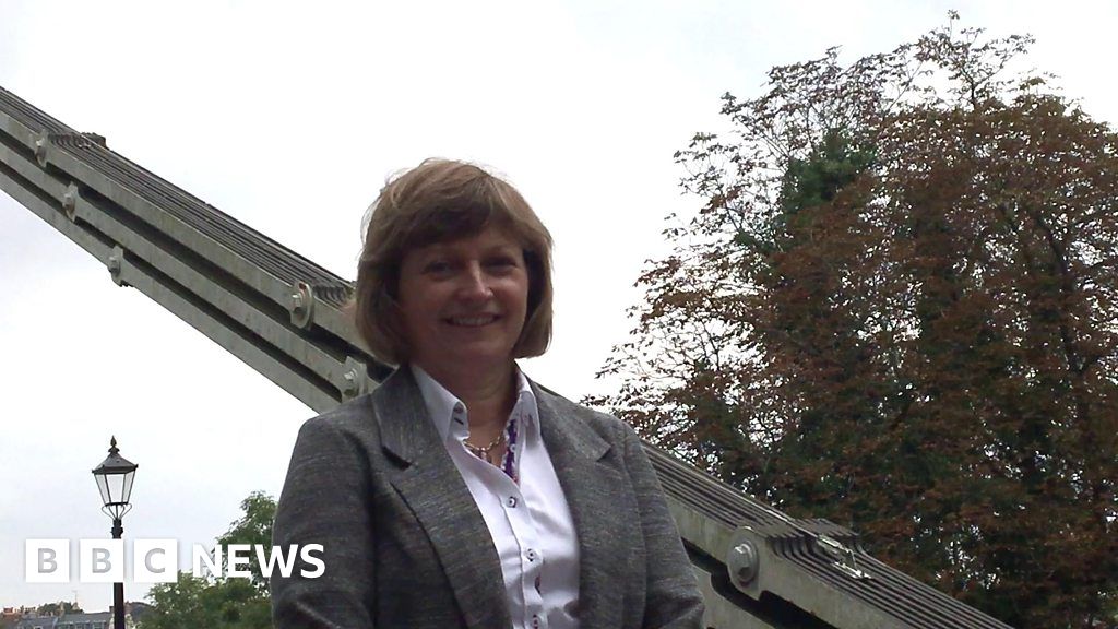 Clifton Suspension Bridge gets first female bridgemaster - BBC News