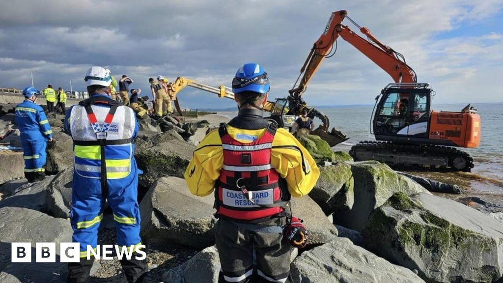Tywyn beach warning as girl rescued from rocks by coastguards - BBC News