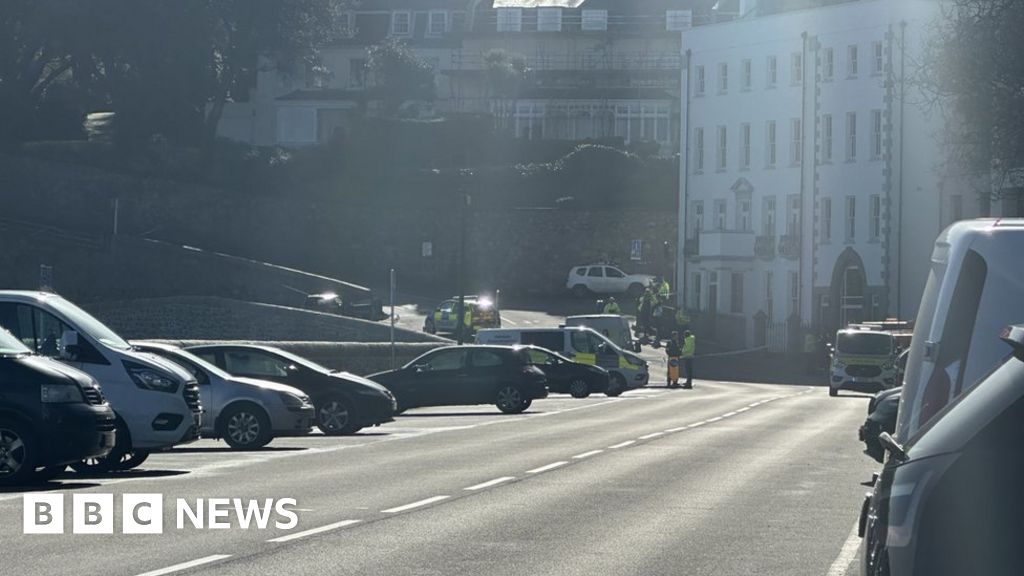 Man in 70s dead following one vehicle crash in Guernsey - BBC News