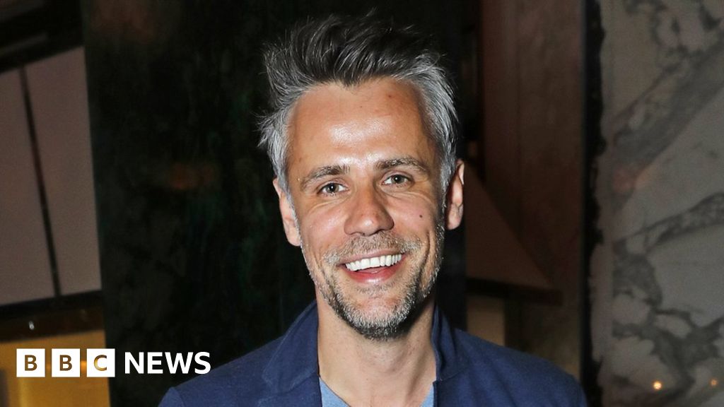 Richard Bacon out of hospital after coma scare - BBC News