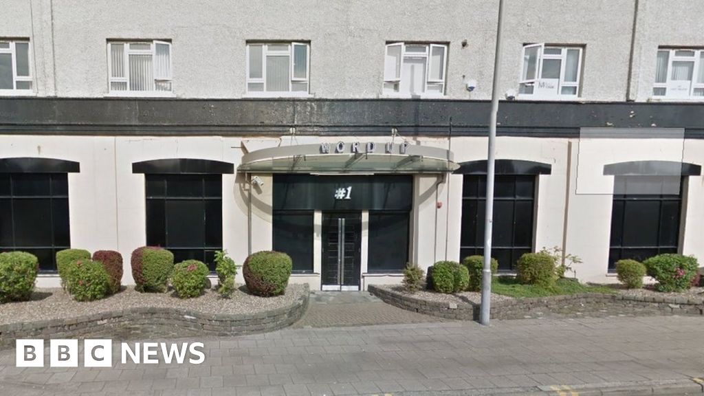 Knifeman admits slashing victim in Greenock nightclub - BBC News