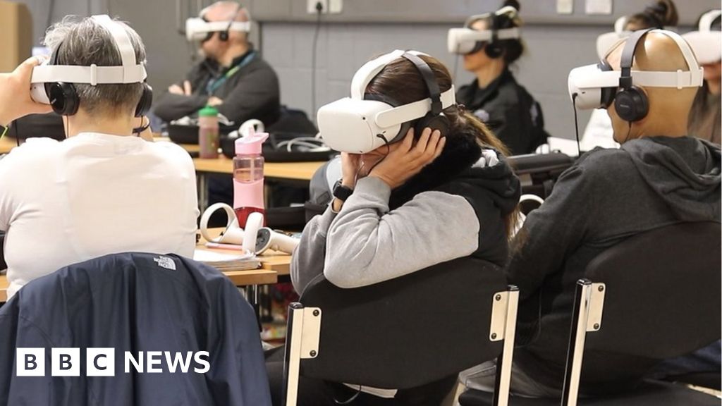 Virtual reality training aims to blunt knife crime - BBC News
