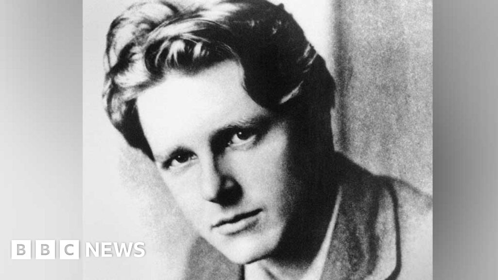 Poet Rupert Brooke's letters to Fiji friend sell for £9,000 - BBC News