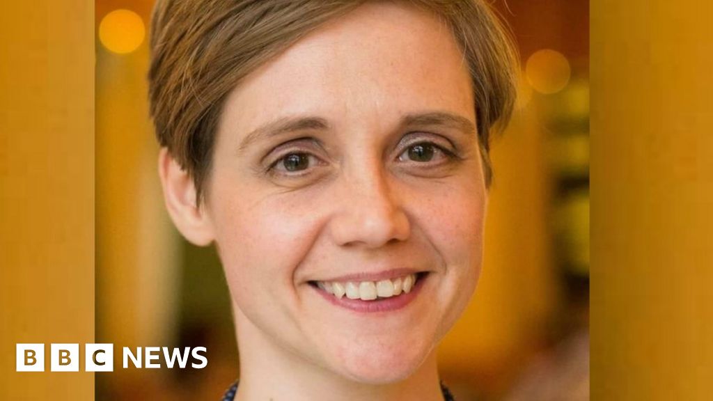 Coronavirus: Woman's 'privilege' to be part of vaccine trial - BBC News
