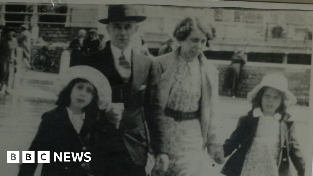 Plymouth Blitz: Victims honoured on 75th anniversary - BBC News