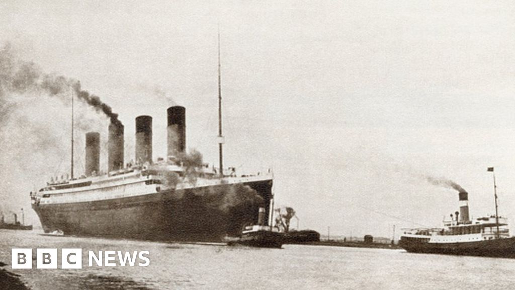 Ariana Grande and James Corden re-enact Titanic love story - BBC News
