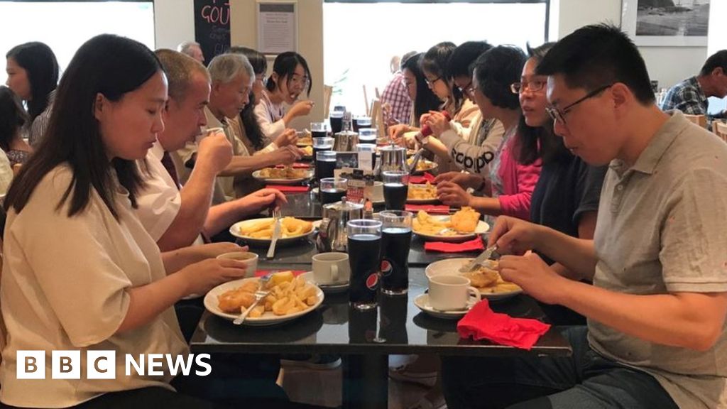 Chinese tourists flock to North Yorkshire chippy - BBC News