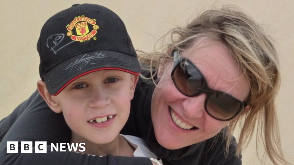 Cancer charity's toolkit aims to help the 'forgotten' siblings - BBC News