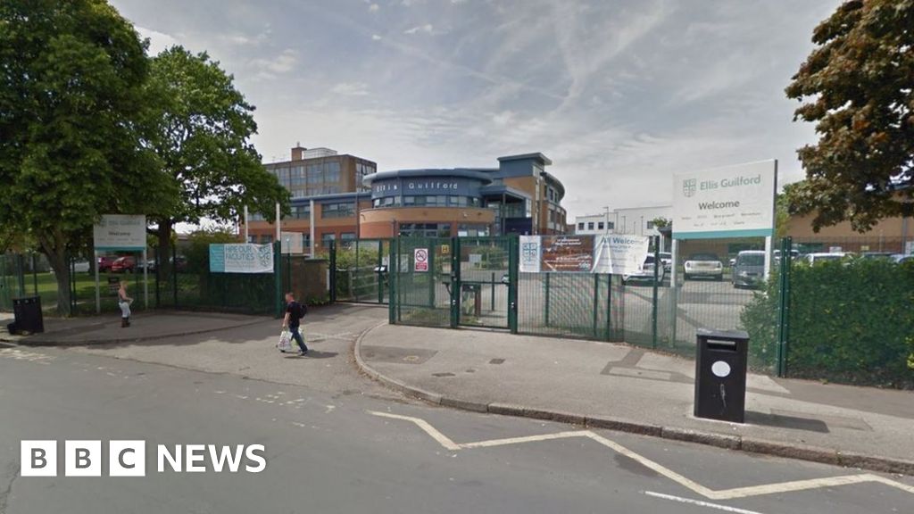 School pupils' cycle ban faces Olympian criticism - BBC News