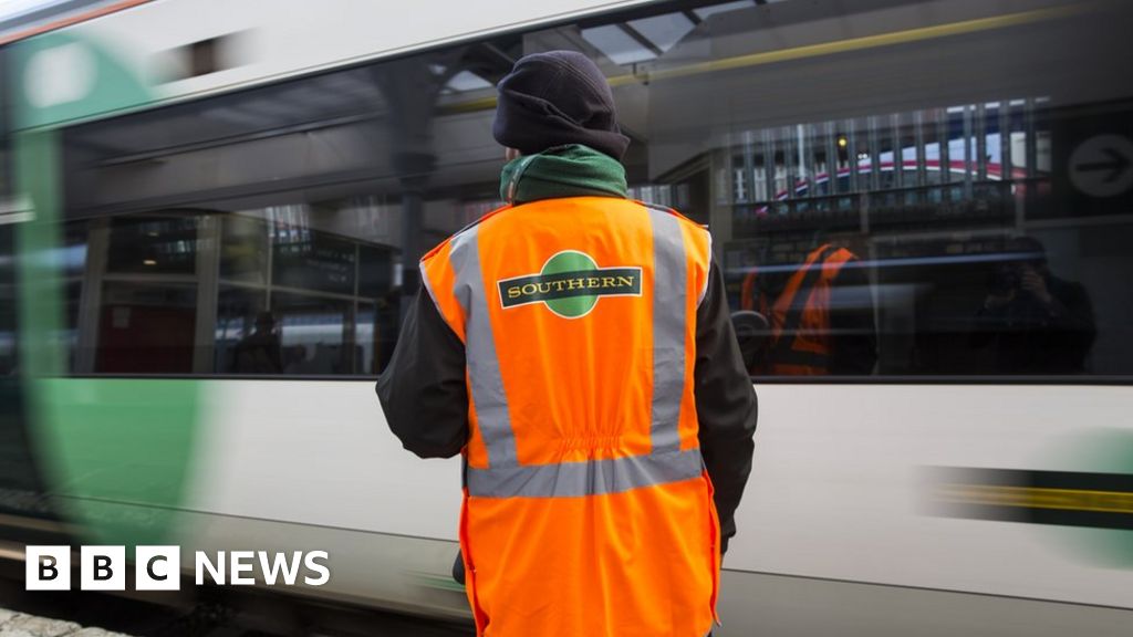 Southern rail 'major delays' as union action grows - BBC News