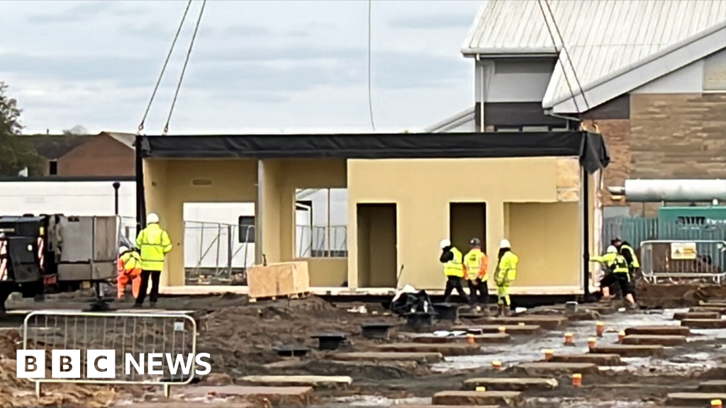 James Paget Hospital: Modular wards could be blueprint for NHS - BBC News