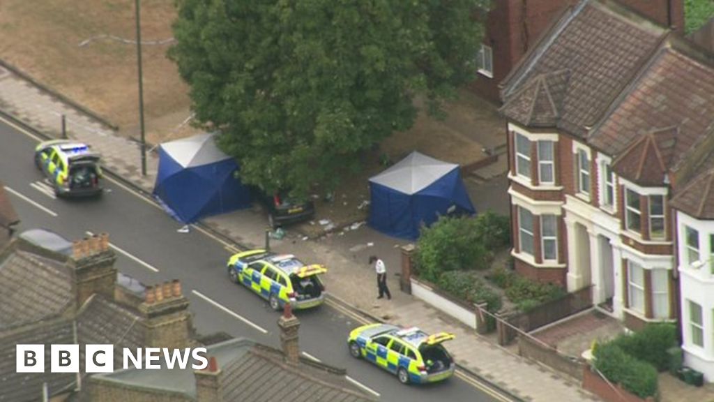 Woman and boy killed in police chase in south-east London - BBC News