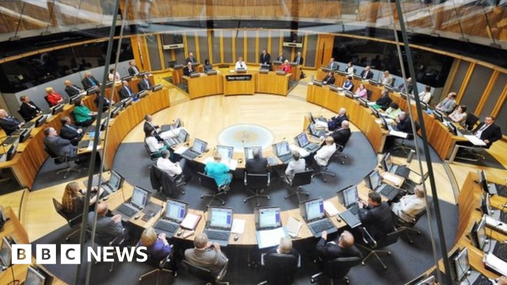 Five-year assemblies too long, says Welsh Tory leader - BBC News